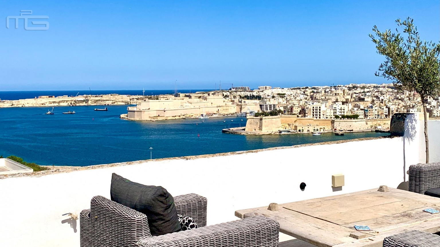 FLO1001 - Unique town house with stunning panoramic views across the ...